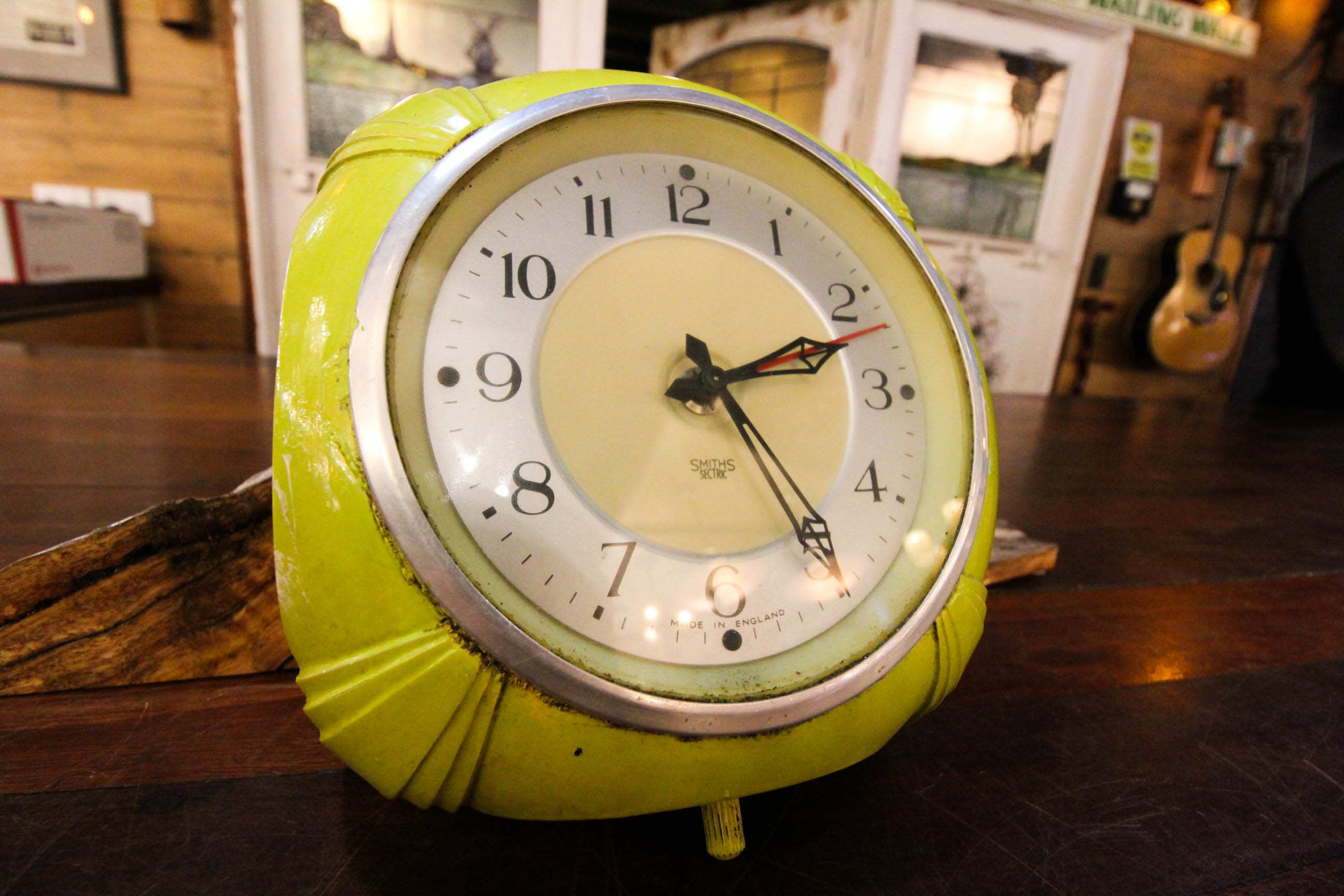 Retro Bakelite Clock | Renovators Paradise